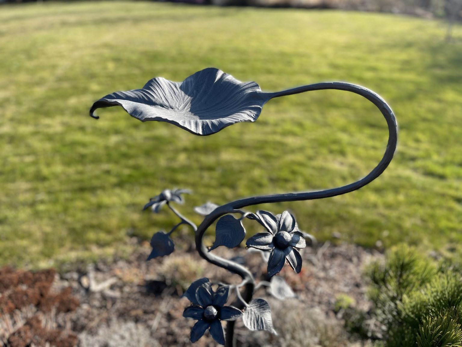 Zahradní pítko – na zem – velké – se stopkou – Kovaný Svět